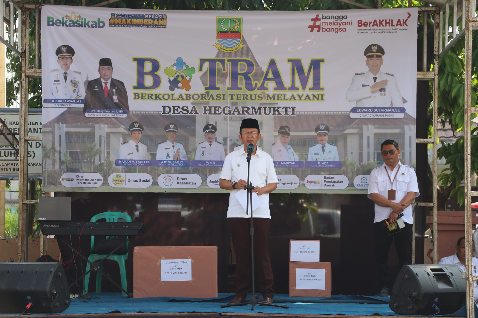 Pj Bupati Bekasi Sapa Masyarakat di Botram Desa Hegarmukti